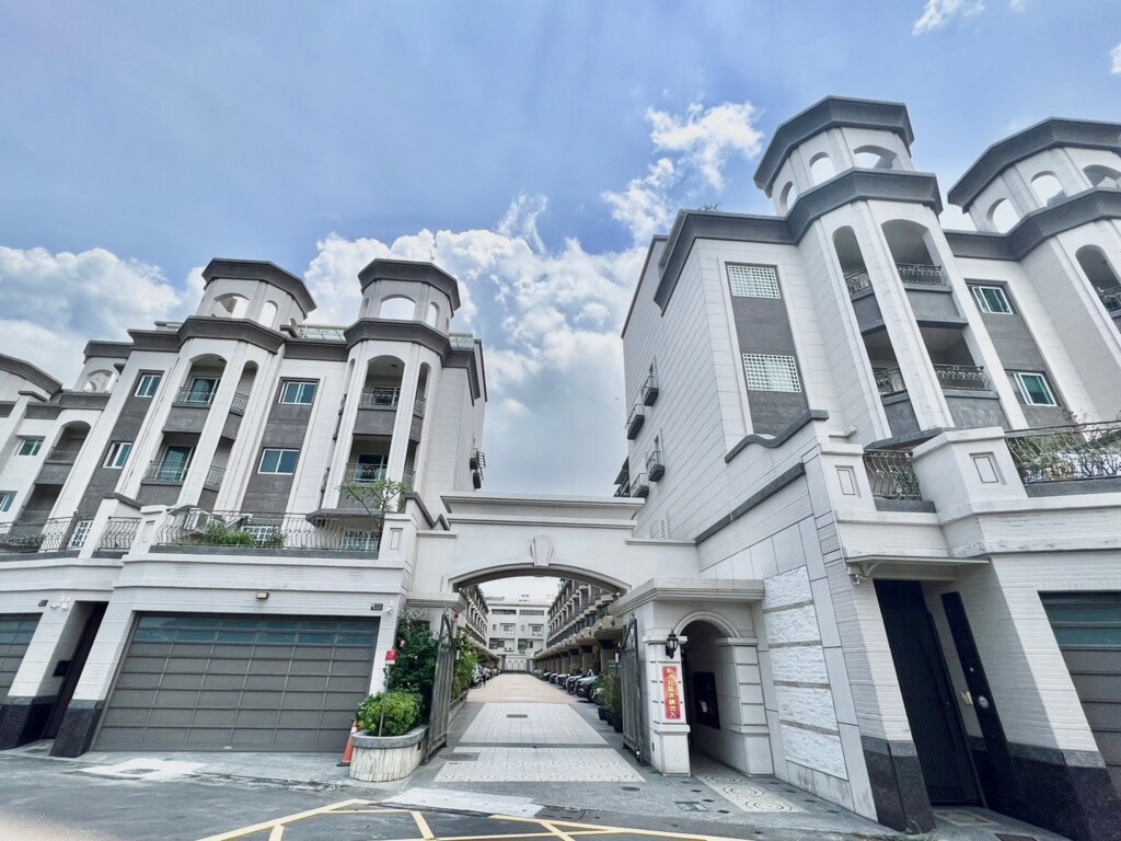 花町墅no22高雄市楠梓區寶溪北街透天厝獨家熱賣。傳統格局。精裝美車墅。七大房 房屋出售 樂屋網