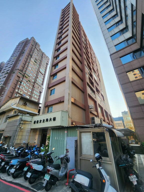 最佳女主角復興二路高雄市新興區復興二路電梯大廈中央公園旁★明亮清新獨立套房★雙捷運 房屋出租 樂屋網