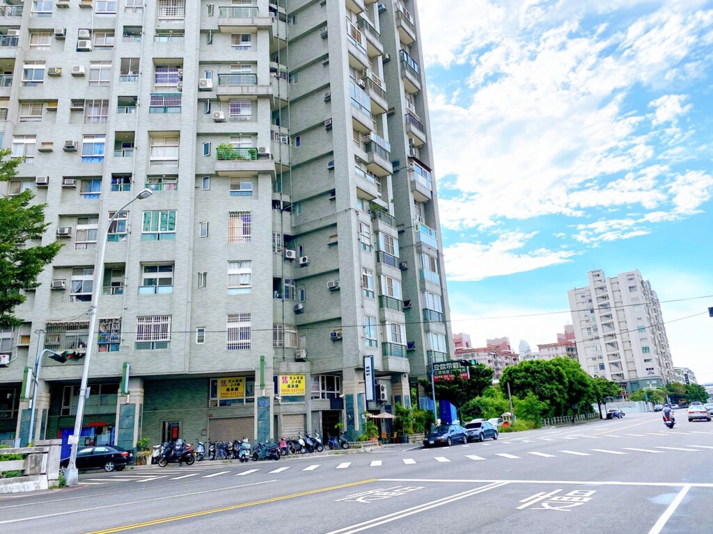 文心高第台中市南區東興路一段電梯大廈正東興路 醒目邊間 適通訊行、文市、個人工作室 房屋出租 樂屋網