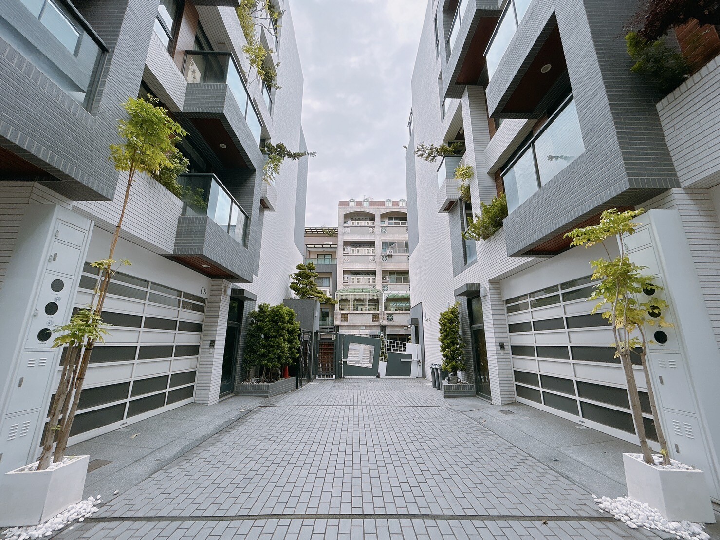 自冠如邑台南市安平區建平十二街別墅安平市政商圈朝南電梯併排雙車別墅 房屋出售 樂屋網