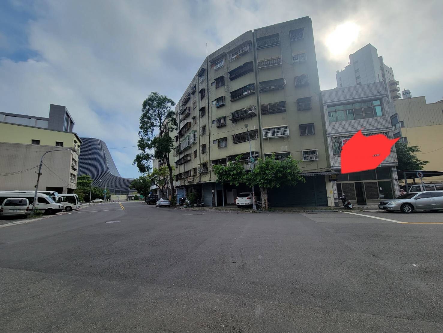 高雄市苓雅區苓中路透天厝亞灣旅運中心旁透天大面寬黃金店面 房屋出租 樂屋網