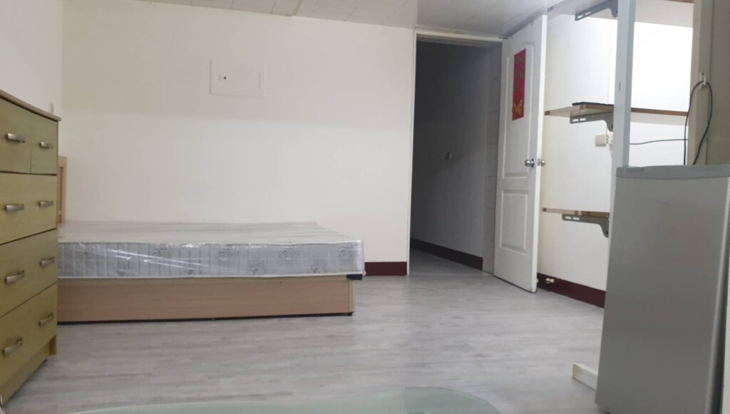 高雄市三民區建工路透天厝建工商圈衛開窗通風一樓 雙人套房室內停機車 房屋出租 樂屋網