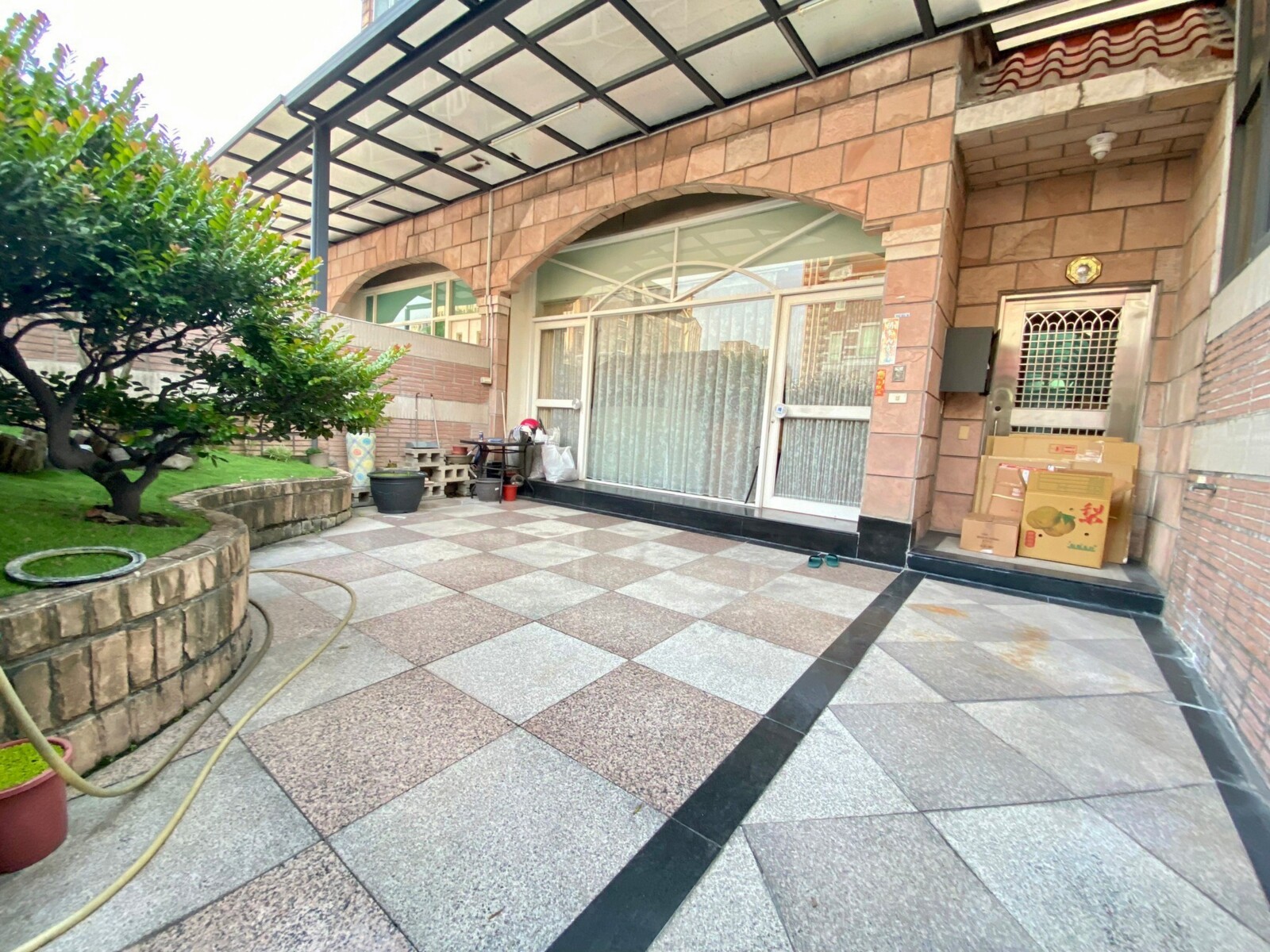 樂福集團 七期大面寬臨路雙車別墅 台中市南屯區通豪君堡買房子、房屋出售 樂屋網