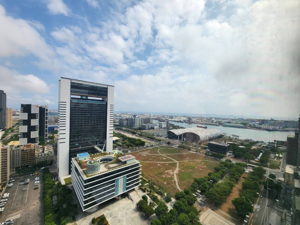 高雄市苓雅區新光路亞洲新灣區捷運三多高樓層景觀~商業辦公大樓出租 樂屋網