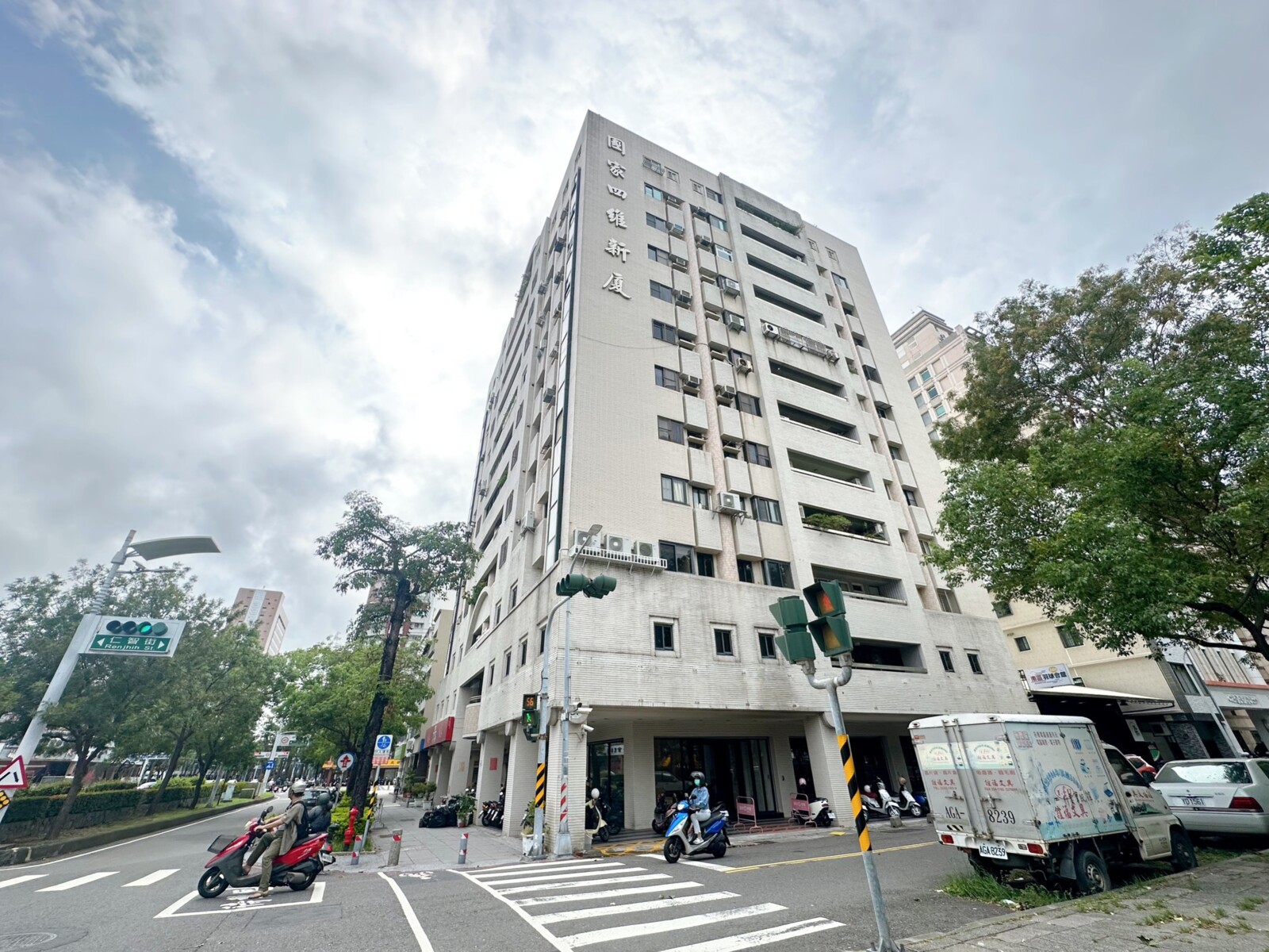 高雄市苓雅區四維三路電梯大廈【獨賣案件】近亞灣捷運樹海大四房平車~室內41坪 房屋出售 樂屋網