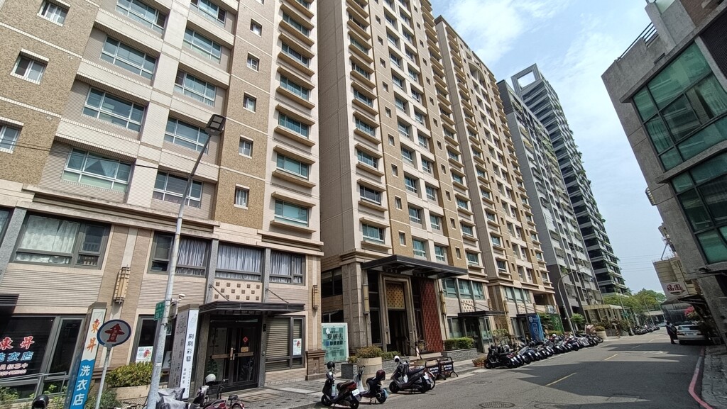 美麗夏威夷高雄市左營區榮德街電梯大廈專約~高鐵榮總 夏威夷 2房 衛浴開窗 房屋出售 樂屋網