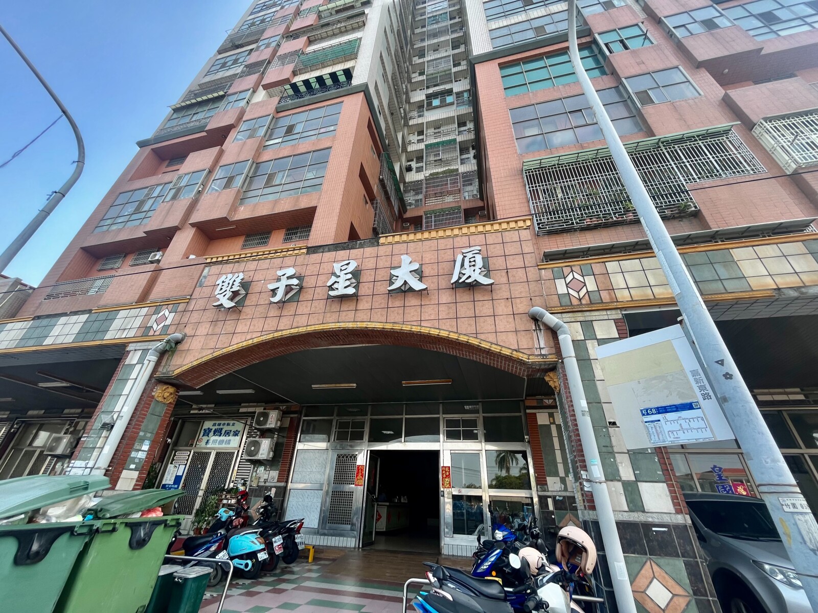 岡山大仁商圈超便宜大3房樓中樓平移車位 高雄市岡山區皇國雙子星大廈買房子 樂屋網