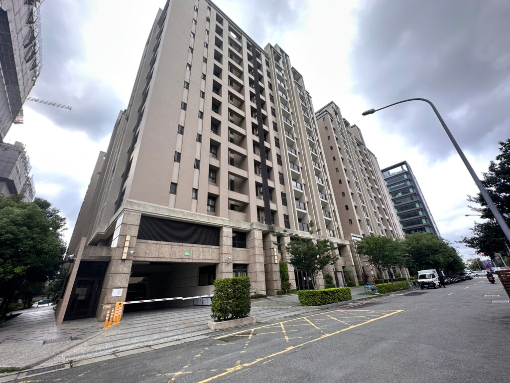 櫻花一綻台中市烏日區三榮路一段電梯大廈【高鐵特區】櫻花一綻採光大兩房平車帝王戶 房屋出售 樂屋網