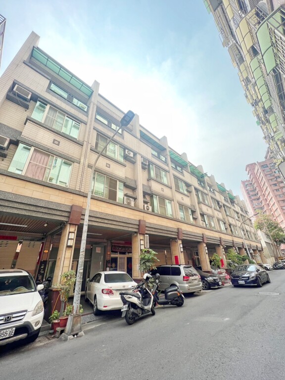高雄市左營區榮成一街透天厝我是曉曄榮總商圈 8米街上臨路騎樓店住 房屋出售 樂屋網