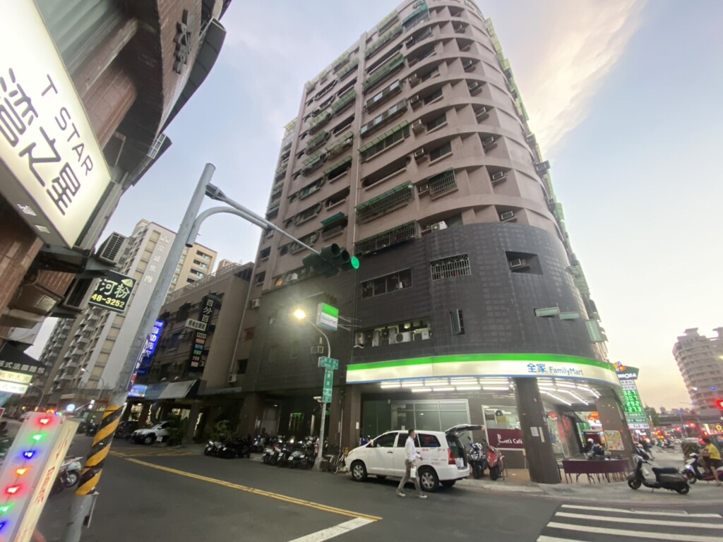 超越之旅銀座高雄市左營區重建路電梯大廈三鐵共構四房平車大樓專約 房屋出售 樂屋網