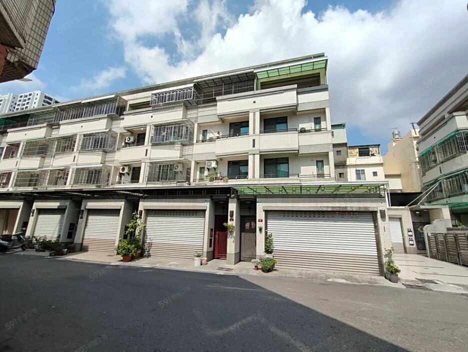 高雄市小港區桂忠街透天厝桂林商圈 8米街上 邊間 大地坪 面寬 雙併車墅 房屋出售 樂屋網