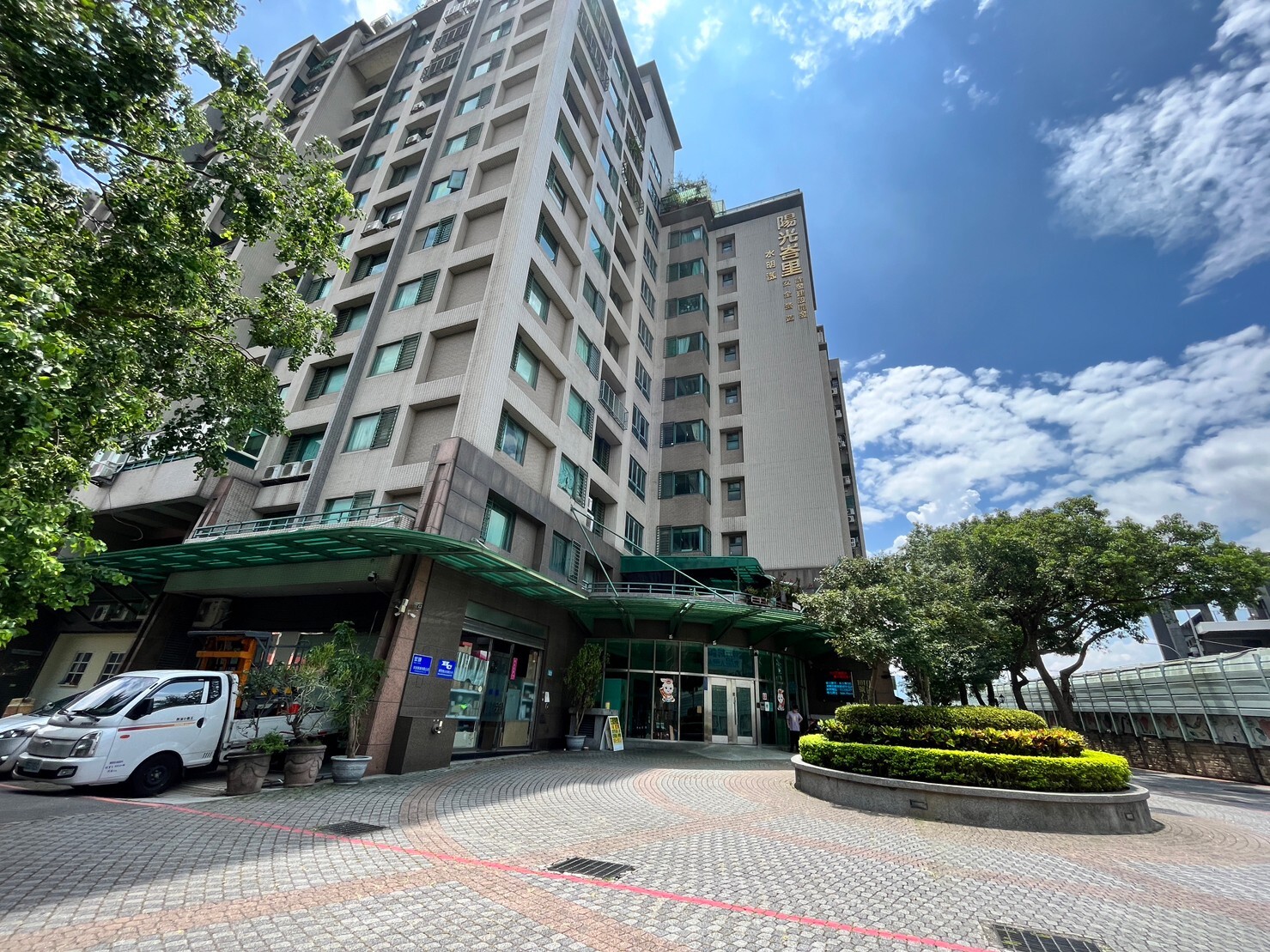 陽光峇里水明漾新北市樹林區佳園路一段電梯大廈陽光峇里挑高樓中樓~四大房車位附冷氣含管理費車位 房屋出租 樂屋網