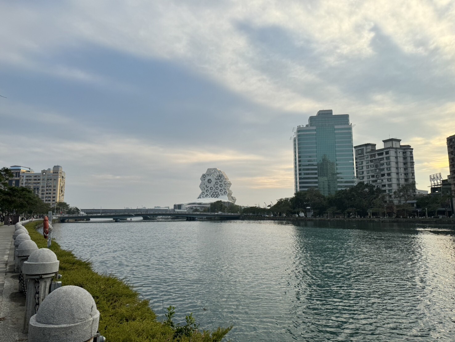 高雄市前金區河東路亞灣愛河畔愛情河左岸全新未住景觀2房車位出租 樂屋網