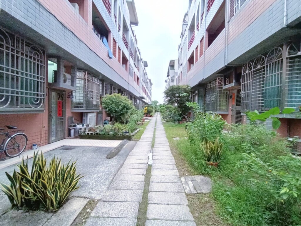 大城新墅台中市太平區中山路二段別墅★ 勤益商圈~輕屋齡花園社區別墅~有平面車位★ 房屋出售 樂屋網