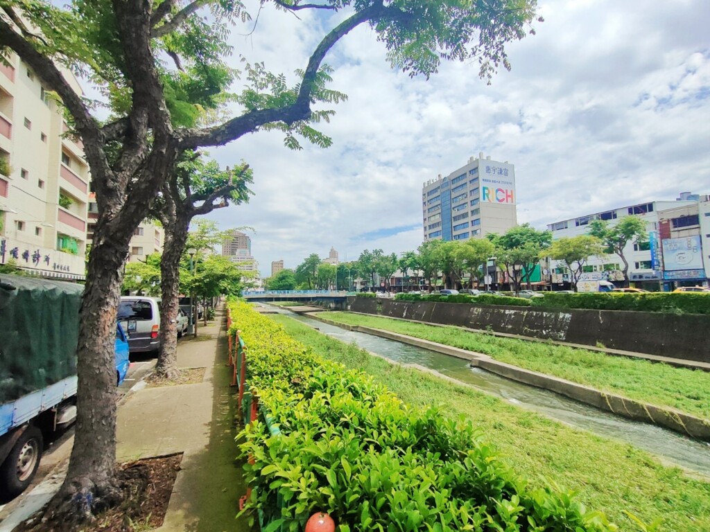 富豪財經大廈台中市西區忠明南路辦公富豪財經商業辦公高樓雙車 房屋出售 樂屋網