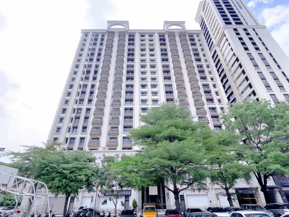 交響苑高雄市楠梓區楠裕街電梯大廈華雄交響苑。永久棟距。四房平車。稀有釋出 房屋出售 樂屋網