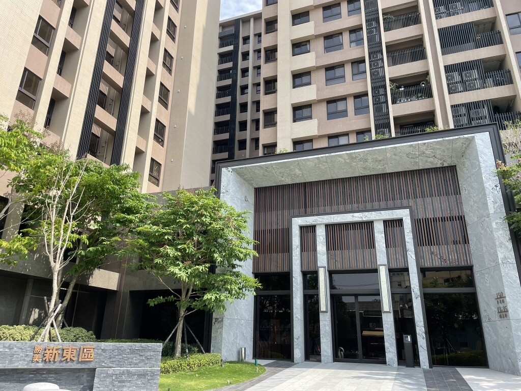 台中市東區東光路東區全新大面落地窗角間雙店面，距火車站5分鐘路程～出租 樂屋網