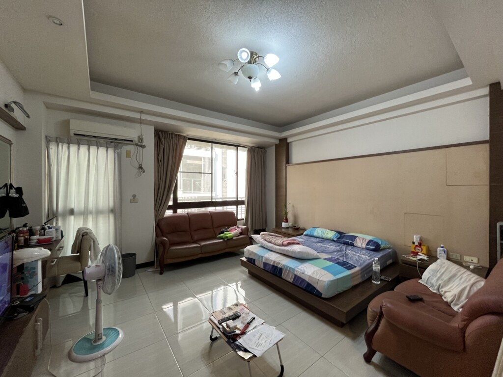台南市中西區中華西路二段透天厝湖美名園6【臨路車墅】私有小花園孝親房 房屋出售 樂屋網