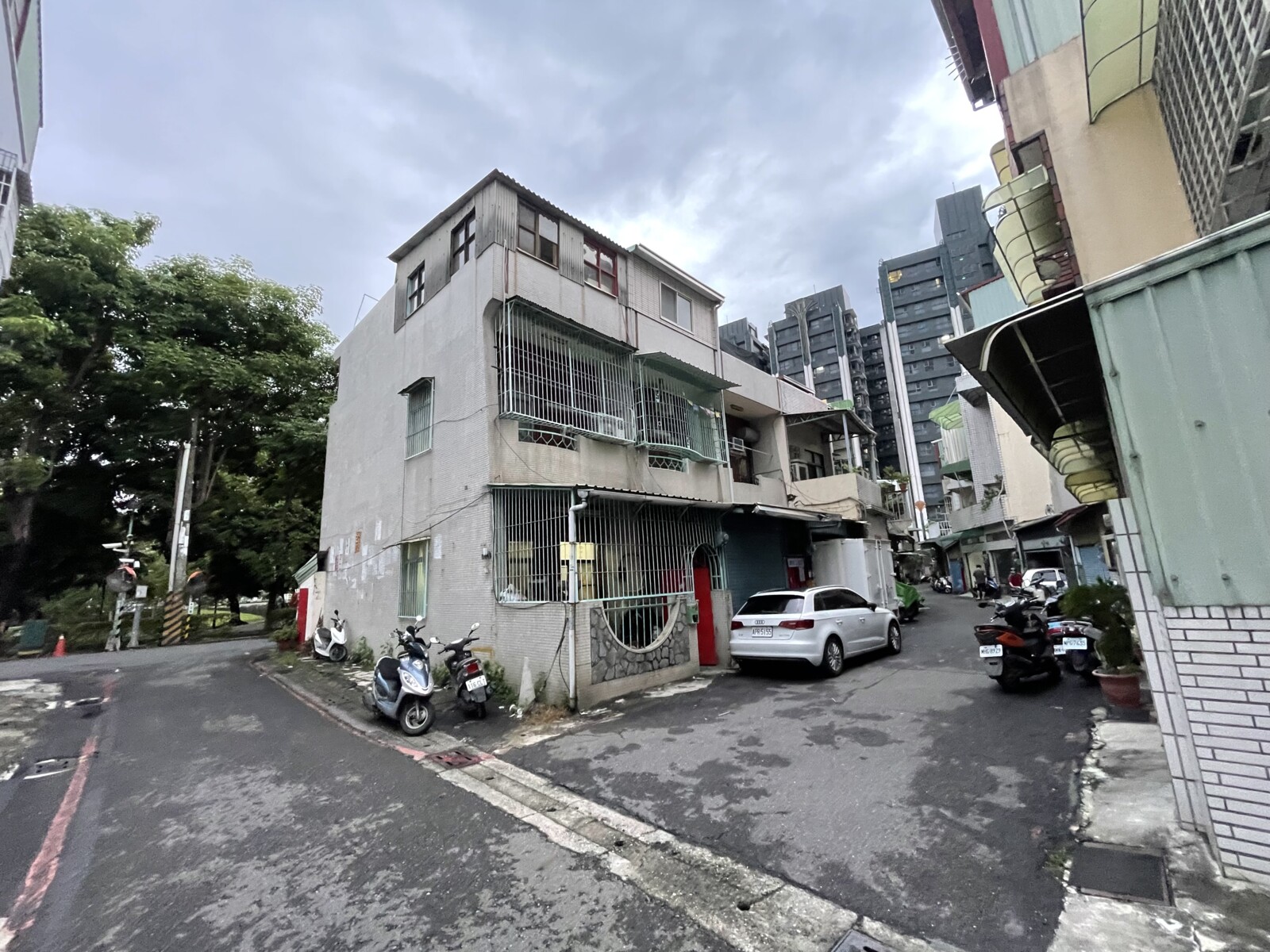 （專約）獅湖國小濕地公園旁前後臨路透天厝 高雄市三民區買房子、房屋出售 樂屋網