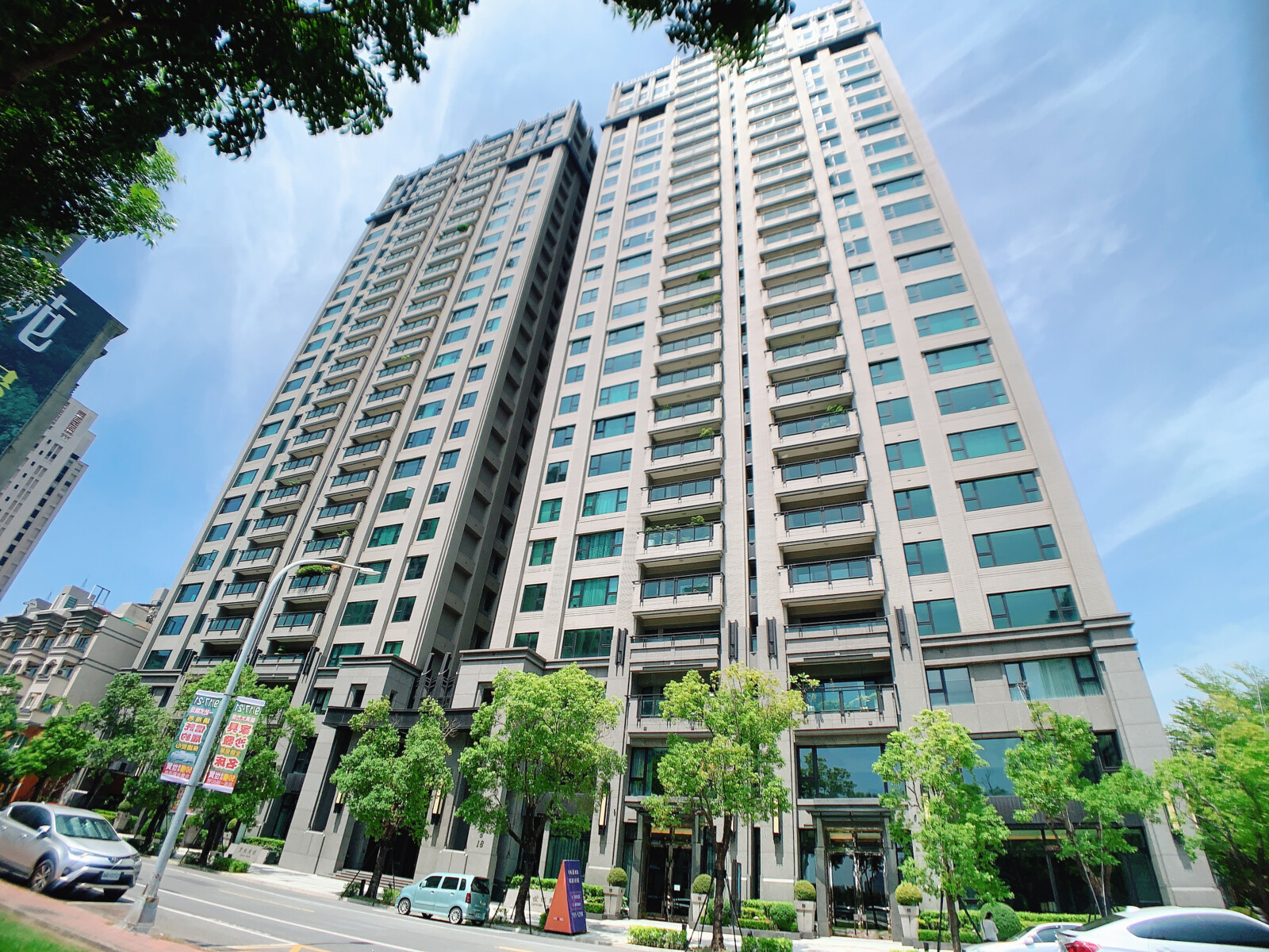 皇苑世紀館高雄市鼓山區美術東五路電梯大廈專約找承辦 農16高樓層 景觀豪宅雙平車 房屋出售 樂屋網