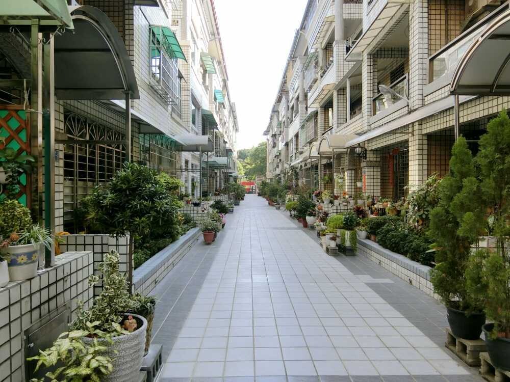 高雄市左營區天祥二路透天厝大樂商圈巨蛋優質寧靜車墅北國大地 房屋出售 樂屋網