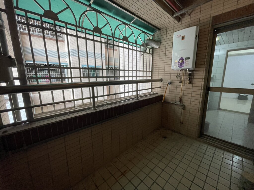 崇大新城屏東縣屏東市華盛街電梯大廈蘇偉哲|室內大空間|榮總旺三代三房平車 獨家 房屋出售 樂屋網