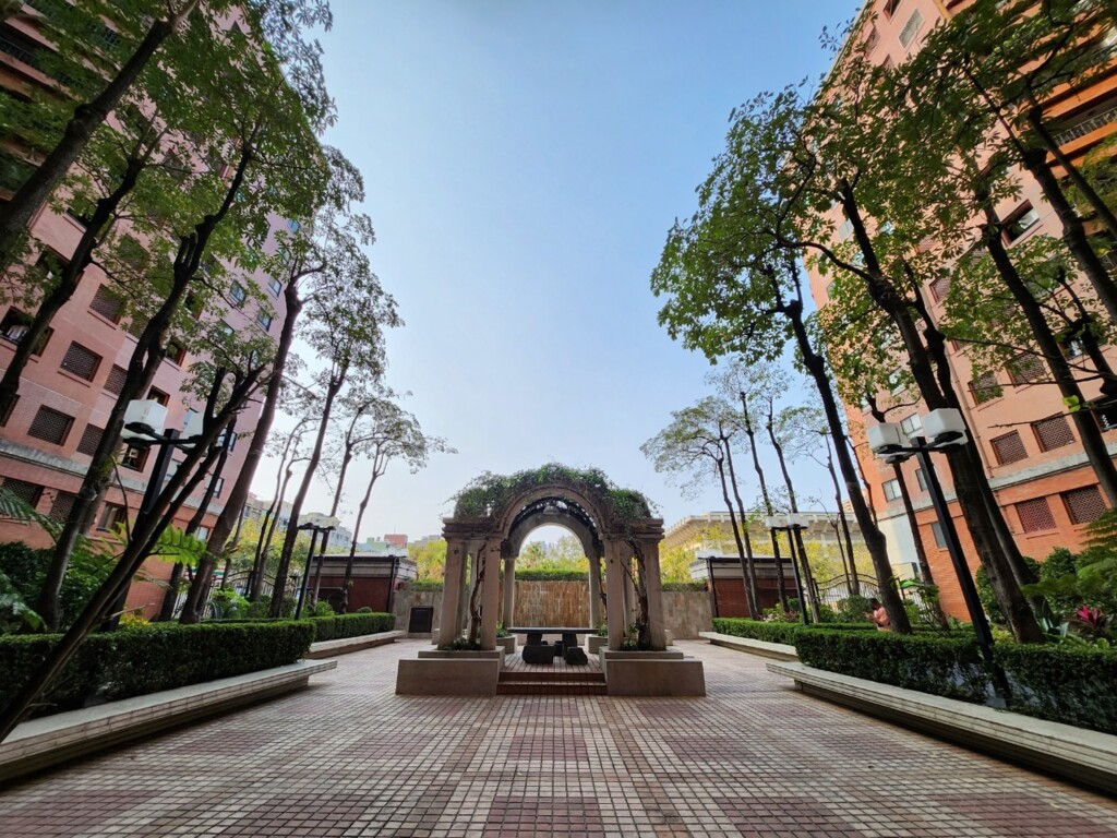 國泰中正廣場高雄市苓雅區林泉街電梯大廈 國泰中正廣場大樓 文化中心第一排大樓|三房平車 房屋出售 樂屋網