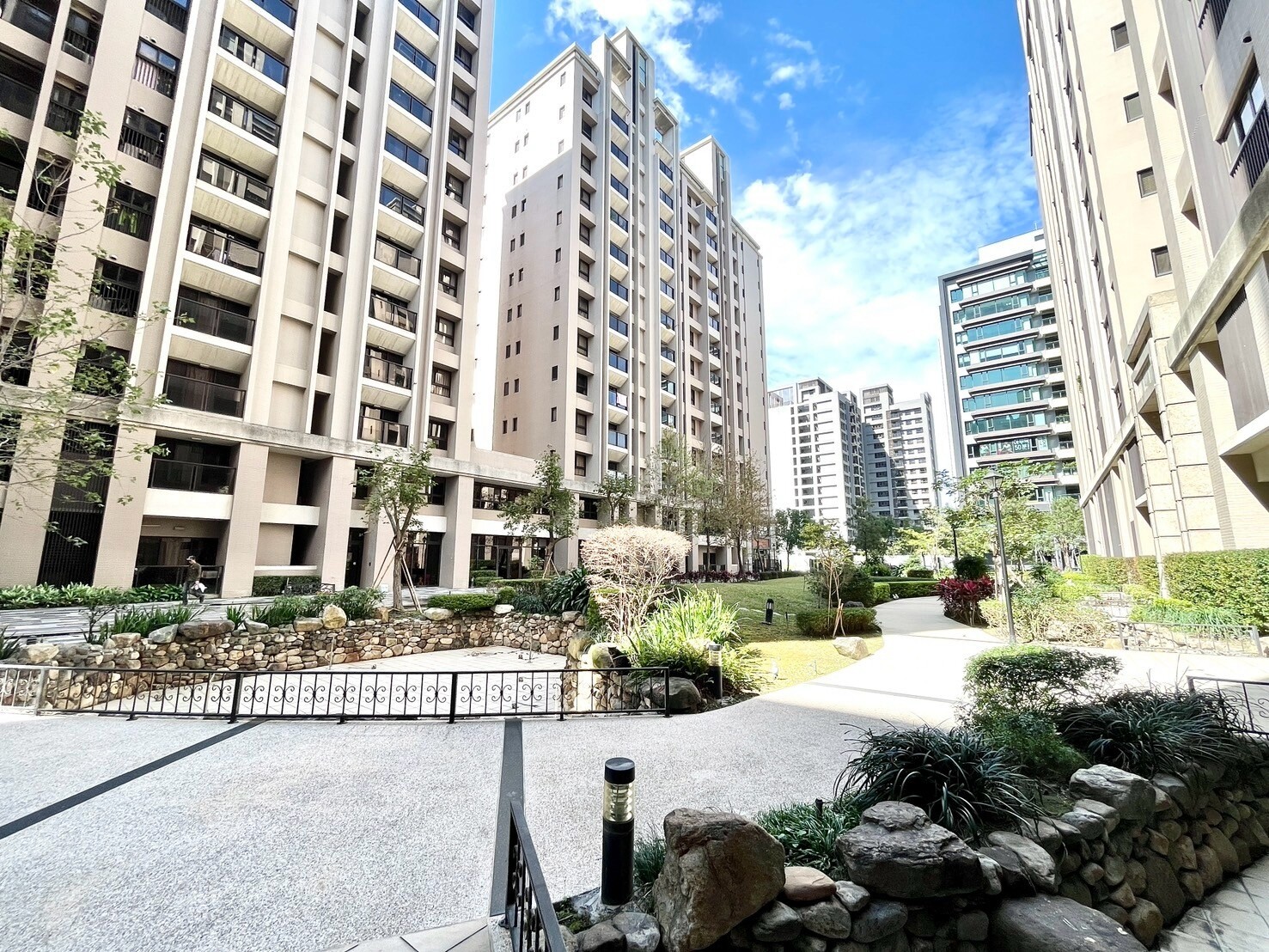 永義阿良嚴選 烏日高鐵特區高樓層大2房平車裝潢戶 台中市烏日區櫻花一綻買房子 樂屋網