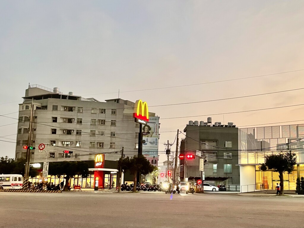 建地築幸福靜宜弘光｜星巴克麥當勞｜捷運藍線｜住三台中市沙鹿區台灣大道七段 樂屋網 土地買賣