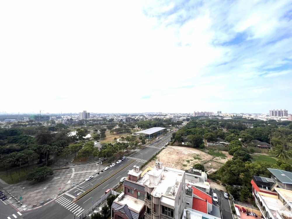 勵志新城甲區高雄市岡山區勵志二路電梯大廈岡山國宅甲區＃高樓景觀＃漂亮大三房平車大樓 房屋出售 樂屋網