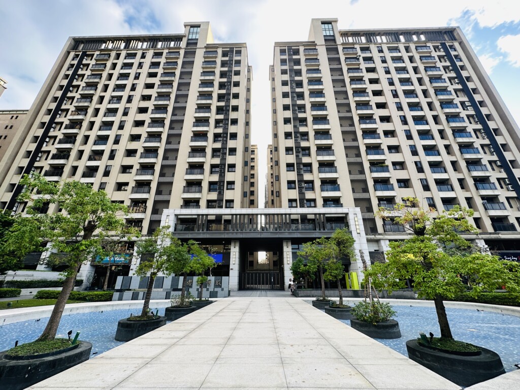 櫻花獨綻台中市烏日區三榮路一段電梯大廈 櫻花獨綻面公園四房雙平車 視野無限 房屋出售 樂屋網