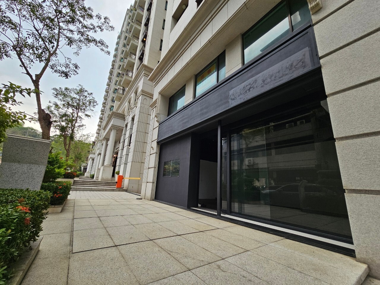 鼓山區9米大面寬金店面b1平車 高雄市鼓山區山海領市館買房子、房屋出售 樂屋網