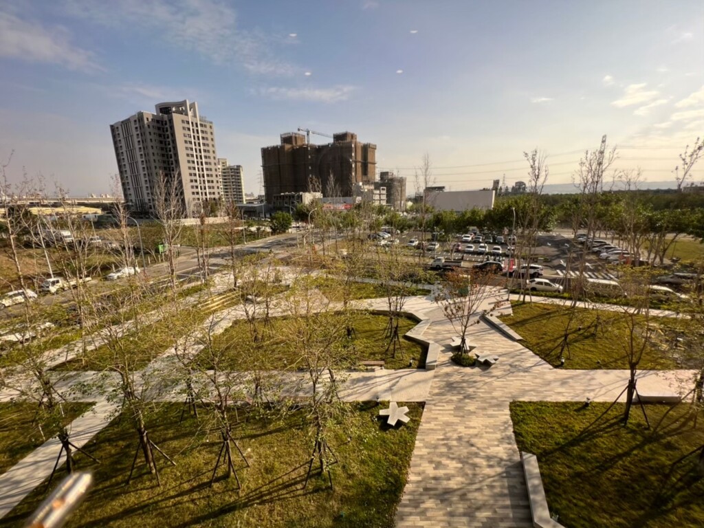 建義微笑世界台中市烏日區三榮路一段電梯大廈專營本區微笑世界朝南面公園21房平車 房屋出售 樂屋網
