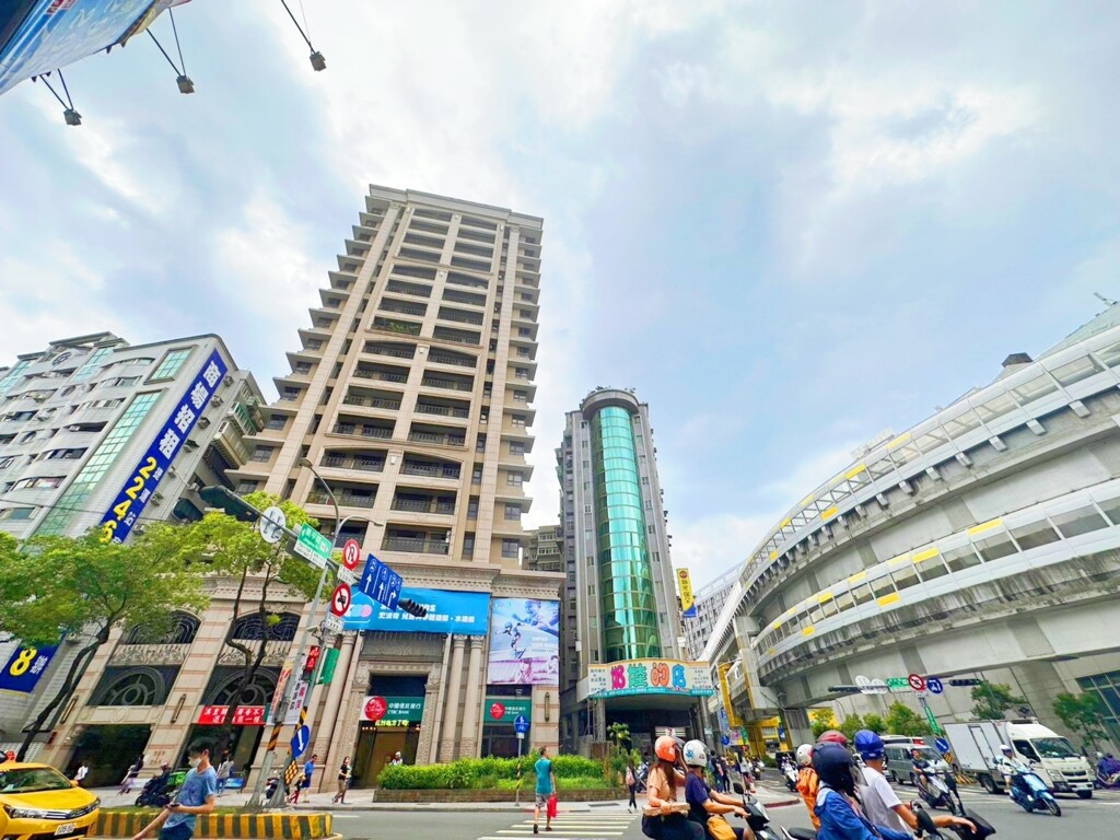 漢皇馥麗新北市中和區中山路二段電梯大廈層峰景觀⭐️漢皇捷運尊爵四房平面車位⭐️怡蓁 房屋出售 樂屋網
