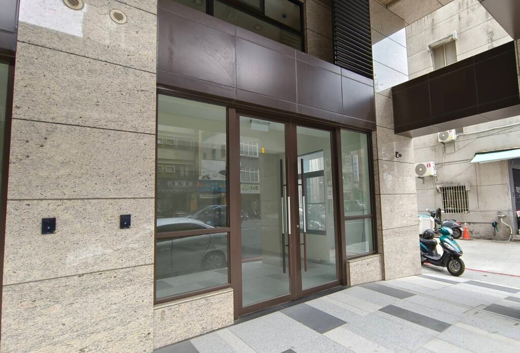 鳳凰灣高雄市苓雅區青年二路電梯大廈鳳凰灣 邊間面寬店面 房屋出租 樂屋網