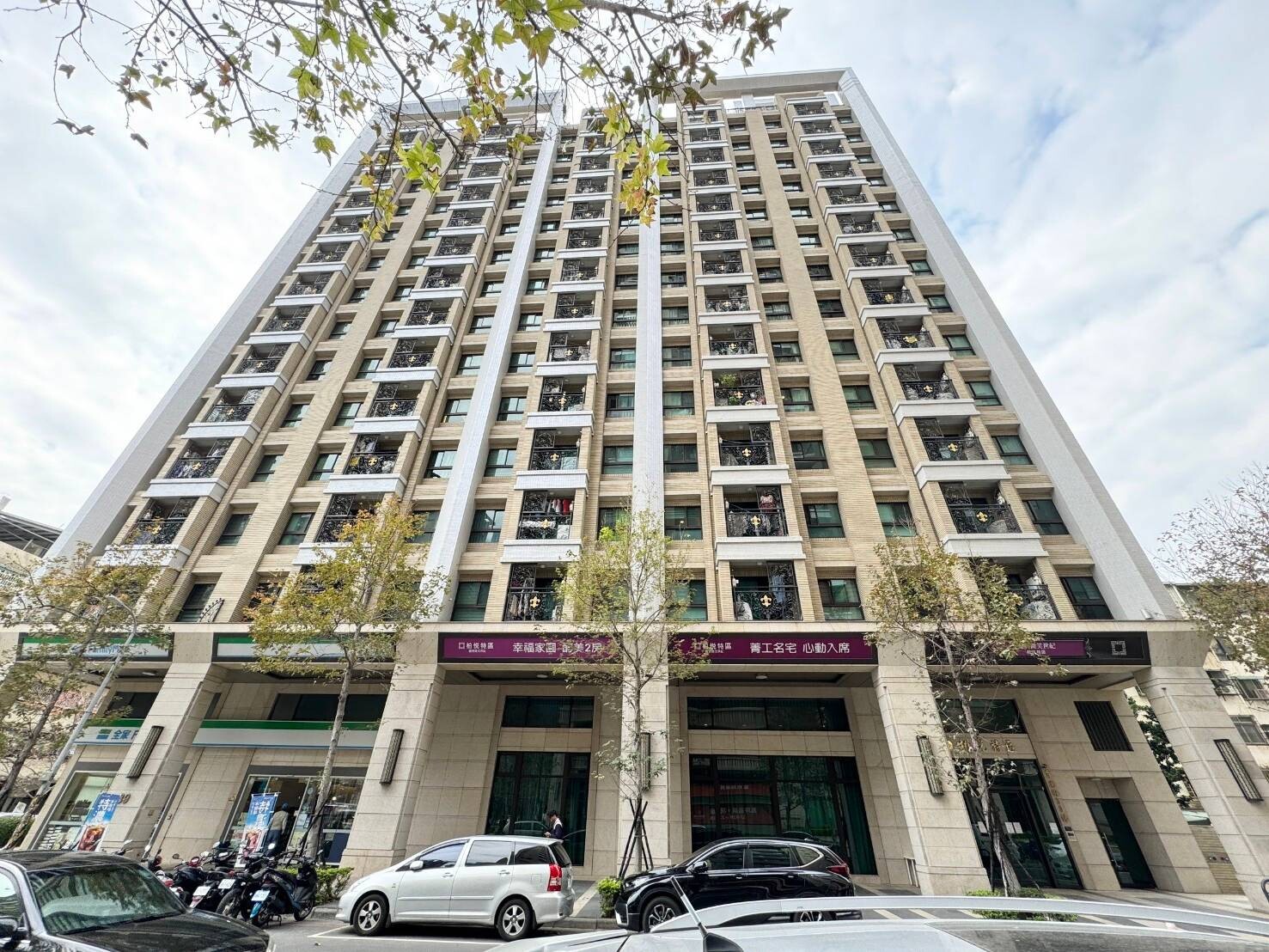 微笑世紀d區柏悅特區台中市北區育樂街電梯大廈一中・中醫~7年屋~採光2房+坡道平面車位 房屋出售 樂屋網