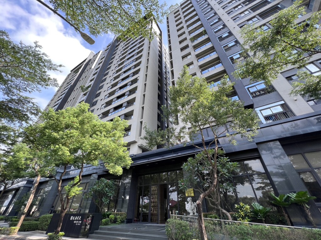 龍騰上河國高雄市鳳山區北昌三街電梯大廈蔣好房⭐華鳳特區質感裝潢三房改大兩房平車 房屋出售 樂屋網