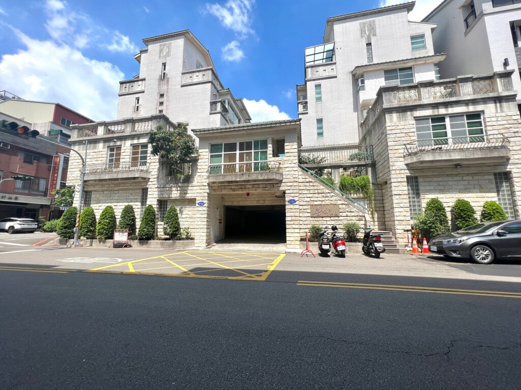 大毅層峰台中市南區工學一街別墅【獨家稀有釋出】大毅層峰6米面寬震後雙車美墅 房屋出售 樂屋網