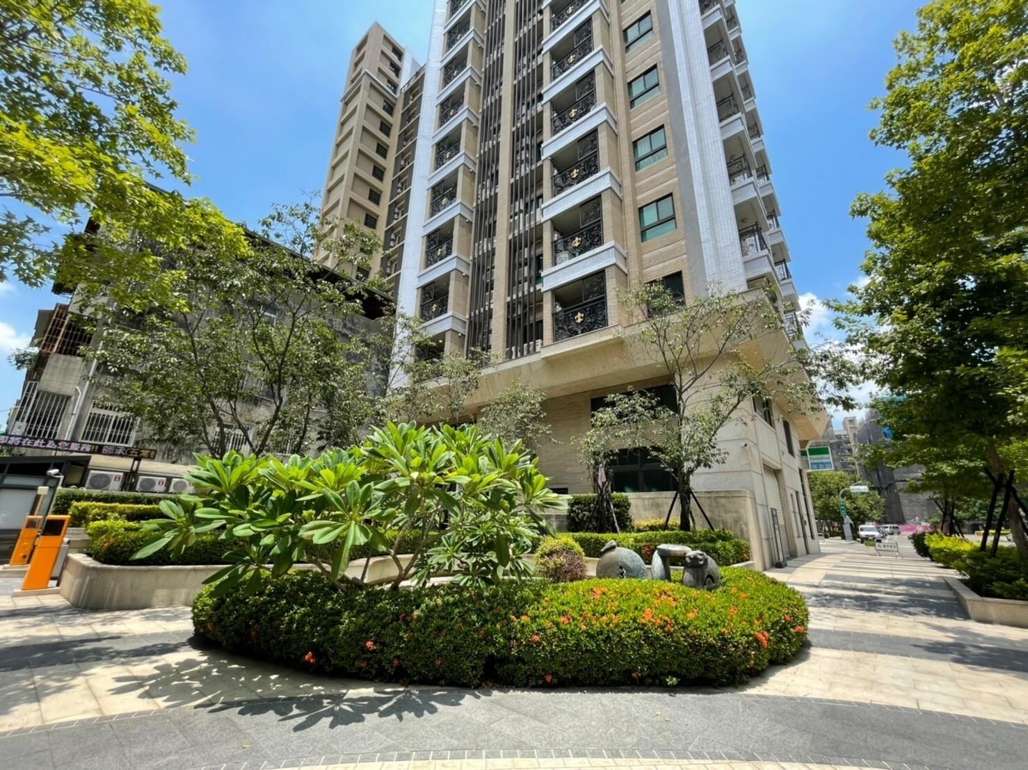 微笑世紀d區柏悅特區台中市北區育樂街電梯大廈︱北區一中︱輕屋齡︱中高樓層︱大兩房 平車︱ 房屋出售 樂屋網