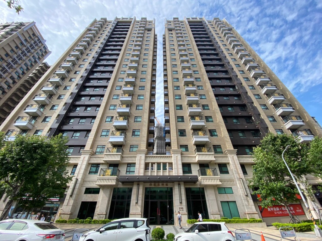 微笑世紀b區雲品特區台中市北區育樂街電梯大廈⭐️千萬別錯過 世紀雲品~北區稀有精裝高樓兩房平車 房屋出售 樂屋網