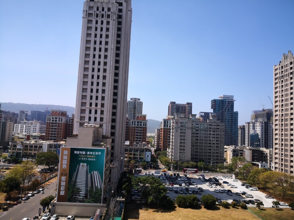摩登國城高雄市鼓山區龍勝路電梯大廈農十六高樓層稀有景觀精品小豪宅車位 房屋出售 樂屋網