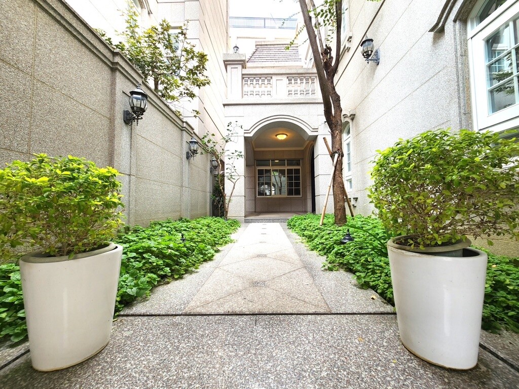 國鎮帝堡高雄市鳥松區江埤路透天厝國鎮帝堡 古典歐式宮廷電梯三車豪墅 房屋出售 樂屋網