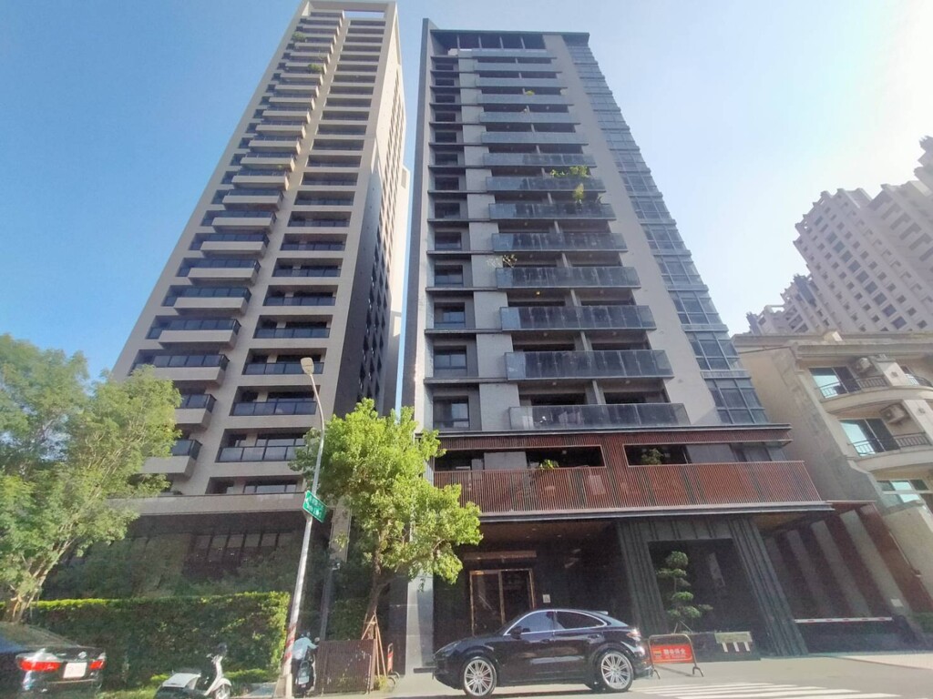 千代岩高雄市鼓山區龍水二路電梯大廈美術館特區★千代岩前後陽台三房車位皮哥 房屋出售 樂屋網
