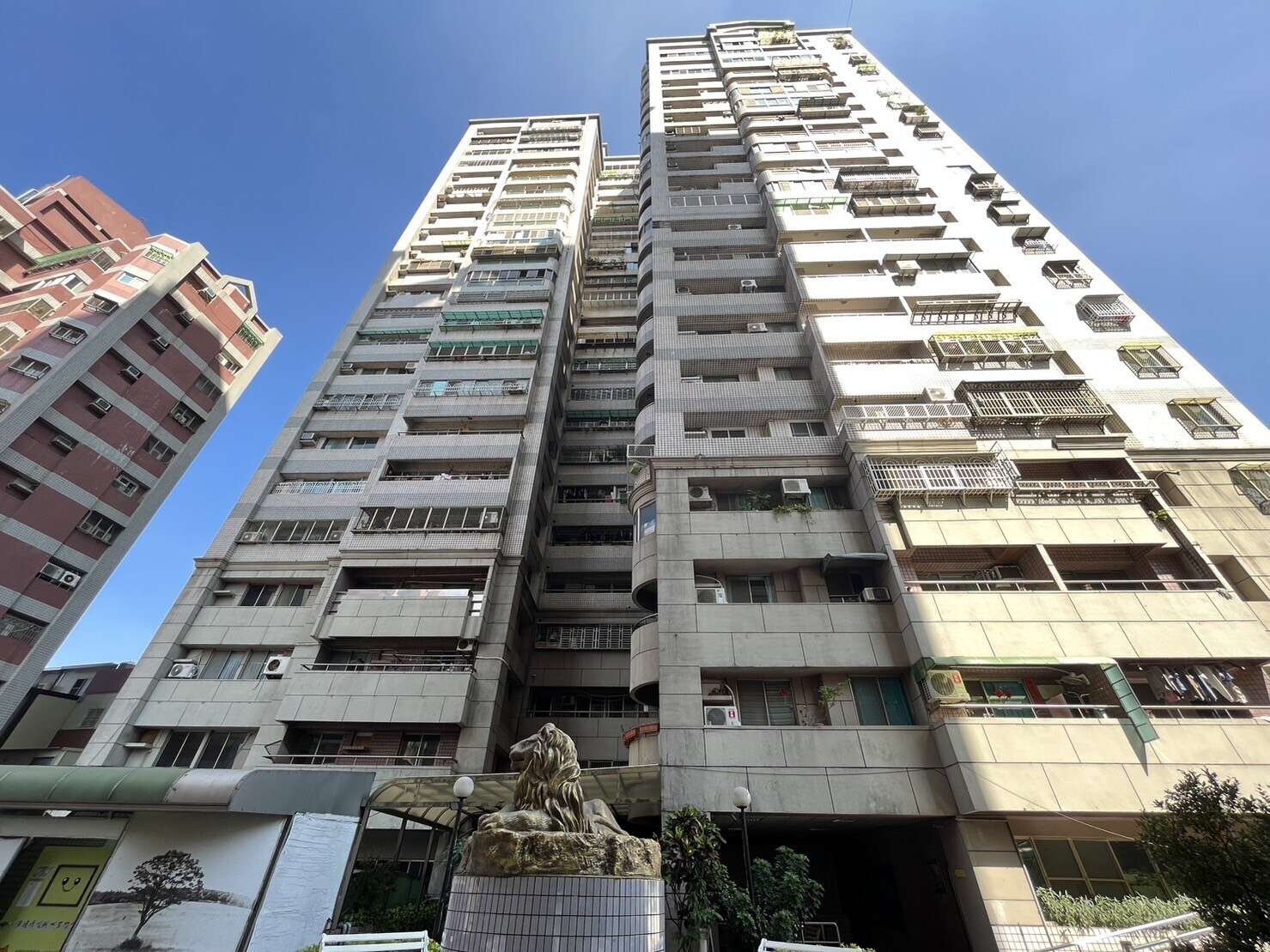 雄關大廈高雄市三民區大中一路電梯大廈a低總價榮總文藻商圈免整理五房 房屋出售 樂屋網