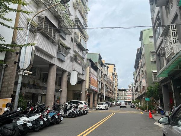 高雄市三民區安寧街透天厝高雄火車站旁大地坪雙店面超值危老透天 房屋出售 樂屋網