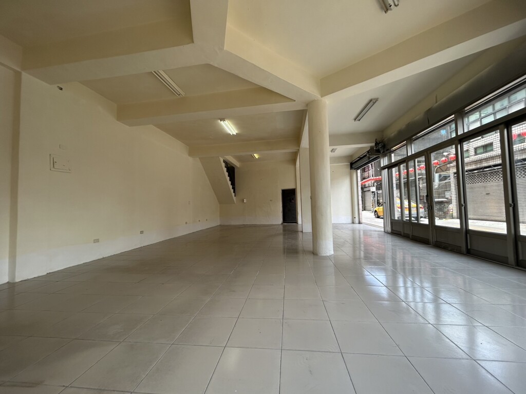 桃園市桃園區大同路透天厝★近火車站 窗【1 4樓透店】地段醒目、適各行各業 房屋出租 樂屋網