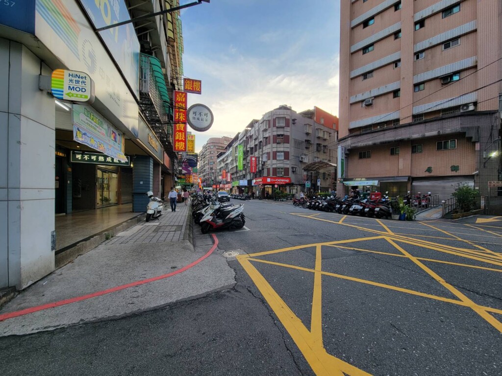 新北市蘆洲區光華路透天厝️蘆洲光華路大地坪住店透天，門前可停車 房屋出售 樂屋網