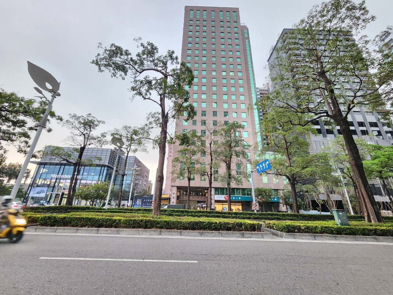 高雄市前鎮區中山二路亞灣雙捷運商辦出租降價了阿香要租快出租 樂屋網