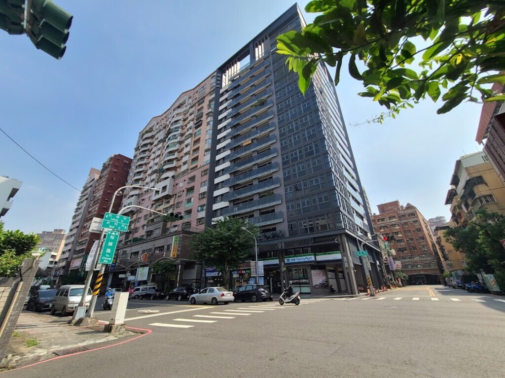 福懋原砌高雄市鼓山區裕誠路電梯大廈r14巨蛋捷運福懋原砌四房雙平車全新未住 房屋出售 樂屋網