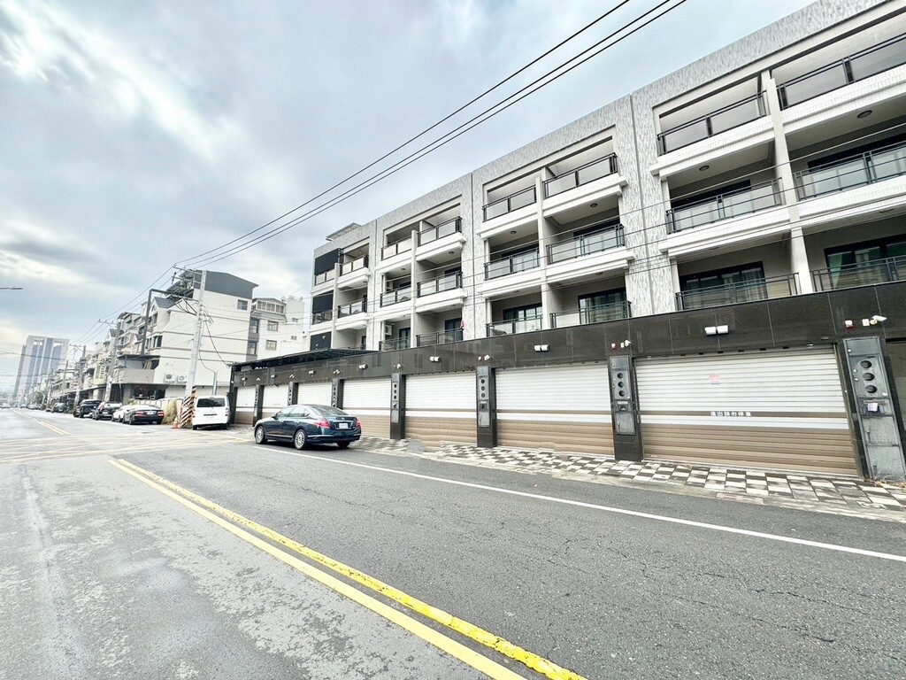 高雄市仁武區大春街透天厝【仁雄榮總商圈】質感電梯雙車墅 房屋出售 樂屋網